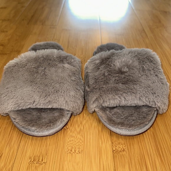 SKIMS | Shoes | Skims Fuzzy Fauxfur Slide Slippers In Gray New | Poshmark